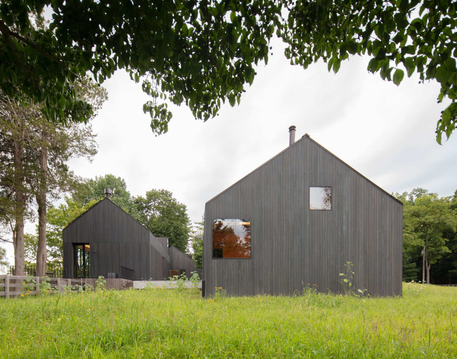 Worrell Yeung’s North Salem Farm Honors the Archetypal Wood-Clad Barn ...
